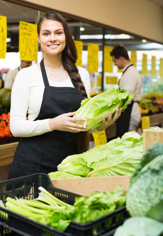 Verkoper Met Groenten In Markt Stock Foto - Afbeelding bestaande uit ...
