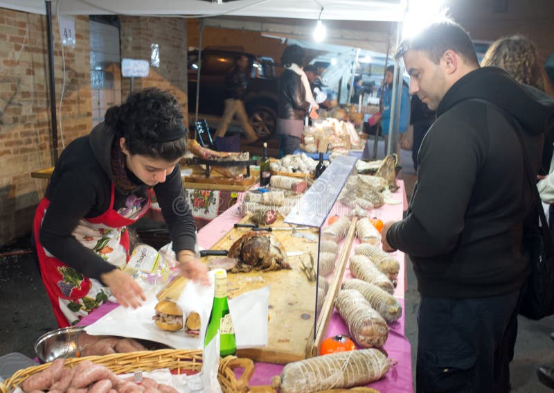 Verkoper Van Typische Italiaanse Worsten Redactionele Stock Foto ...