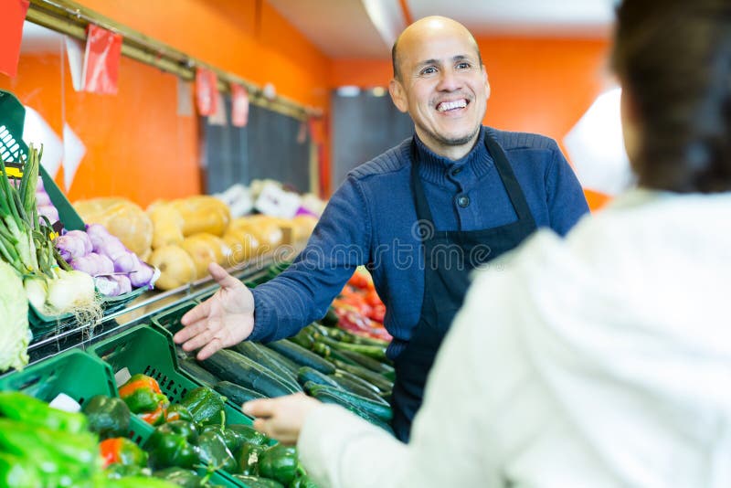 Koper En Verkoper Bij Teller In Winkel Stock Foto - Afbeelding ...