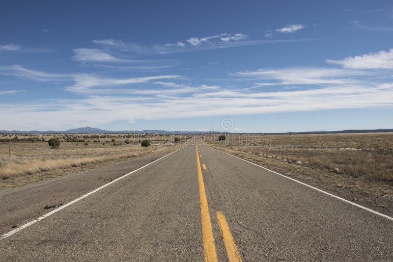 Verlassene Straße in Der Wüste, USA Stockfoto - Bild von symbol ...