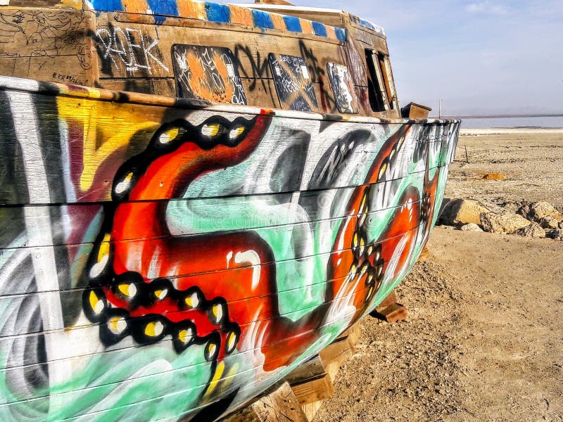 Verlassenes Graffiti-Boot in Dem Salton-Meer Redaktionelles Foto - Bild ...
