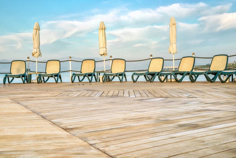 Verlassenes Solarium Nach Einem Regen am Sommertag Stockbild - Bild von ...