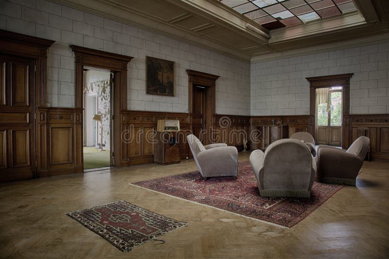 Verlassenes Villa Im Zerfall Stockbild - Bild von frequentiert, gebäude ...