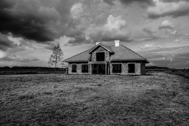 Verlaten Eng Huis Met Dramatische Hemel Stock Afbeelding - Image of ...