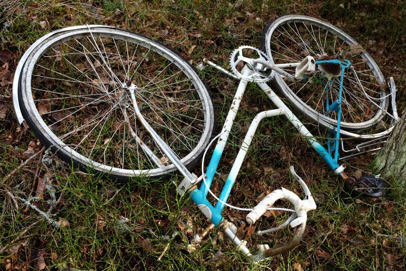 Gebroken Fietsrek En Rode Stenen Stock Afbeelding - Image of bakstenen ...