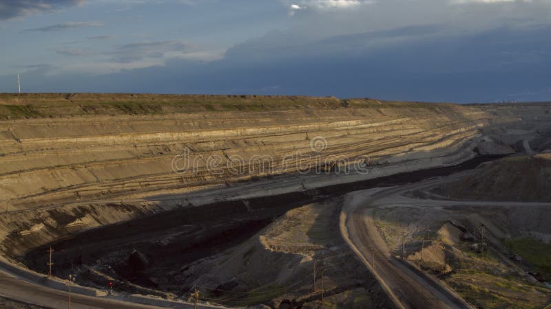 Verlaten oppervlaktemijn redactionele stock afbeelding. Image of afval ...