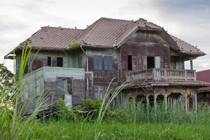 Verlaten oud huis stock foto. Image of geheimzinnig, geschiedenis ...