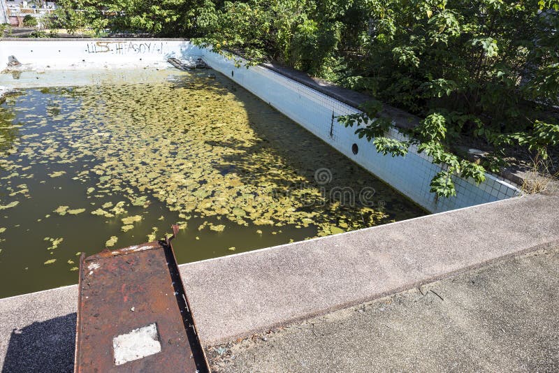 Dirty Spa Pool, Algen Die In Ondiep Water In Zwembad Groeien Stock Foto ...