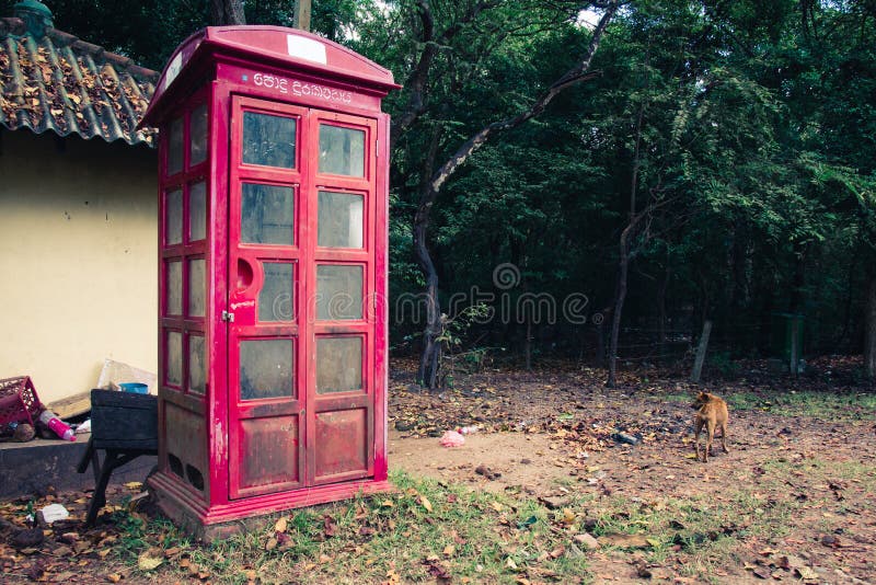 Oude openbare telefooncel stock afbeelding. Image of mededeling - 22187129