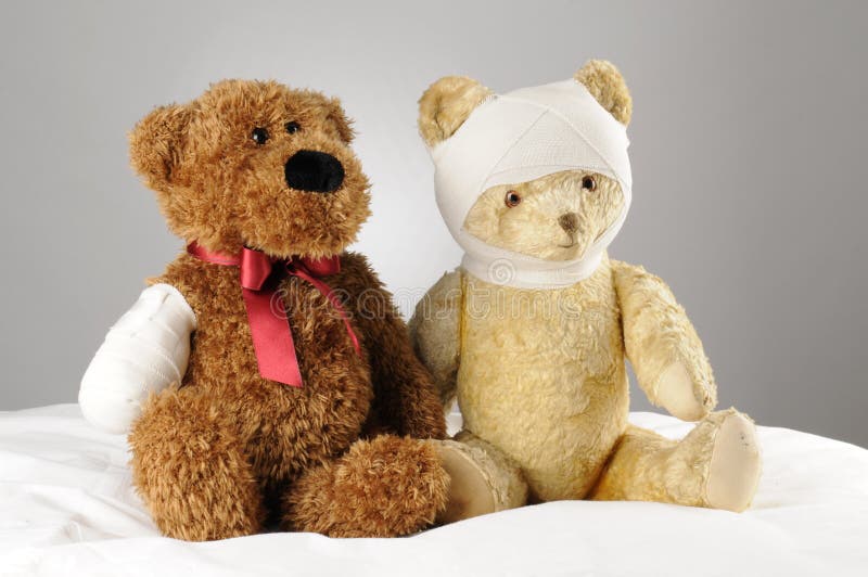 Verletzter Teddy Bear Vergipst Den Lokalisierten Kopf Stockfoto - Bild ...