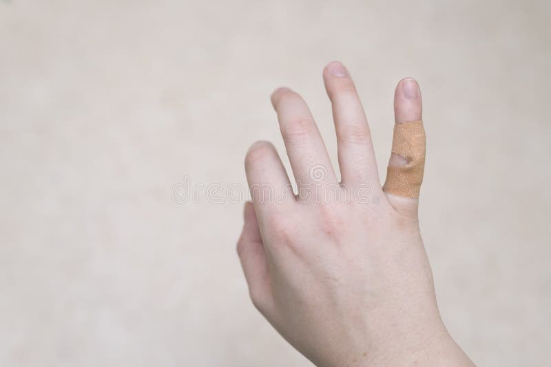 Finger Einer Hand Mit Pflaster Stockbild - Bild von verletzung, kleber ...