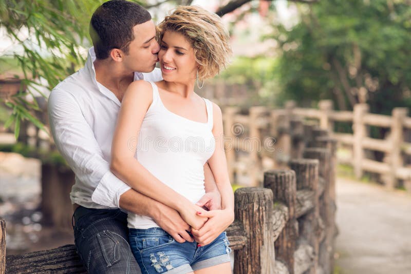 Verliefd Paar in De Slaapkamer Stock Foto - Image of vrolijk, ontspanning: 60601896