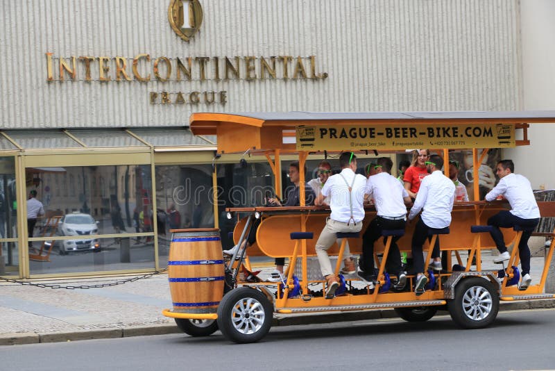 Het Bierfiets Van Praag - Bar Op Wielen Redactionele Afbeelding - Image ...