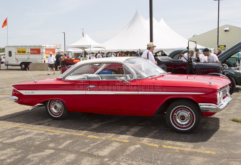 1961 Vermelho Chevy Impala Front View Fotografia Editorial - Imagem de ...