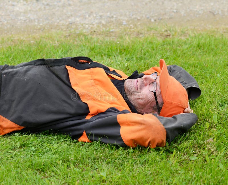 Vermoeid En Houthakker Die Rusten Stock Afbeelding - Image of slaap ...