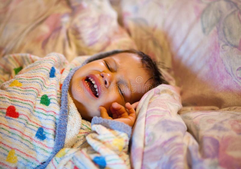 Vermoeid kind na bad stock afbeelding. Image of roos - 20445857