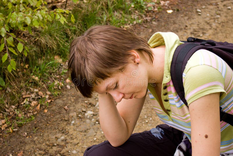 Vermoeid meisje stock foto. Image of ontspanning, zonnig - 5860626