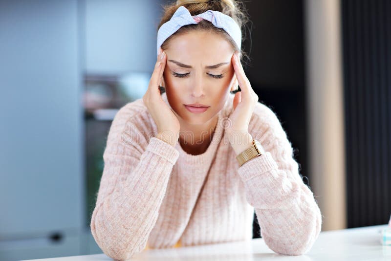 Vermoeid Millennial Vrouwen Rustend Hoofd in De Keuken Stock Afbeelding ...