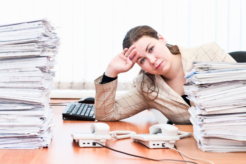 Vermoeid wijfje in bureau stock foto. Image of mooi, kraag - 18841668