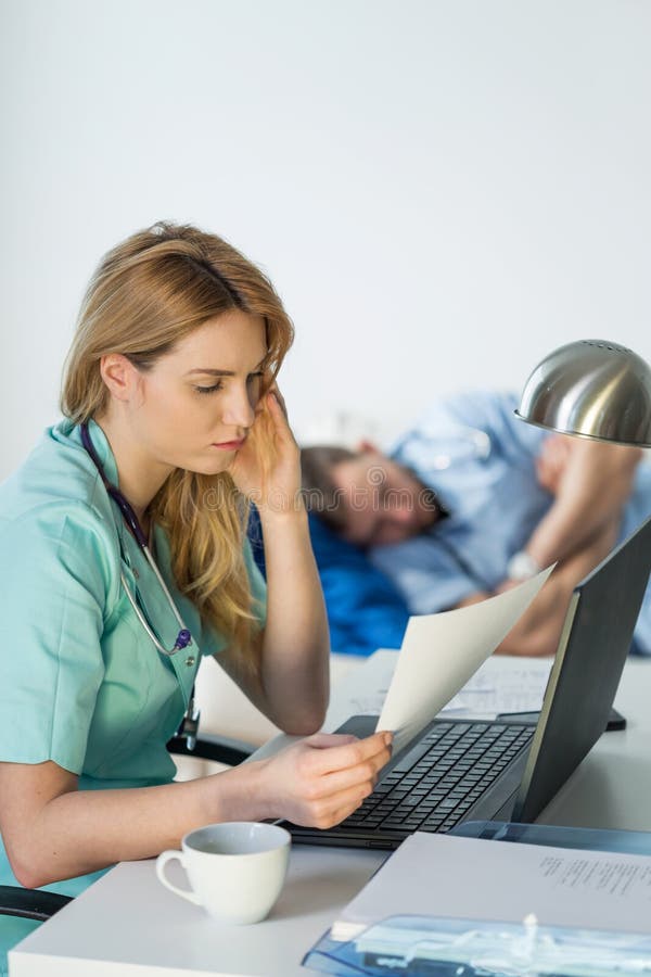 Vermoeid Van Administratie. Portret Van Zakenmanzitting Met Een Afval ...