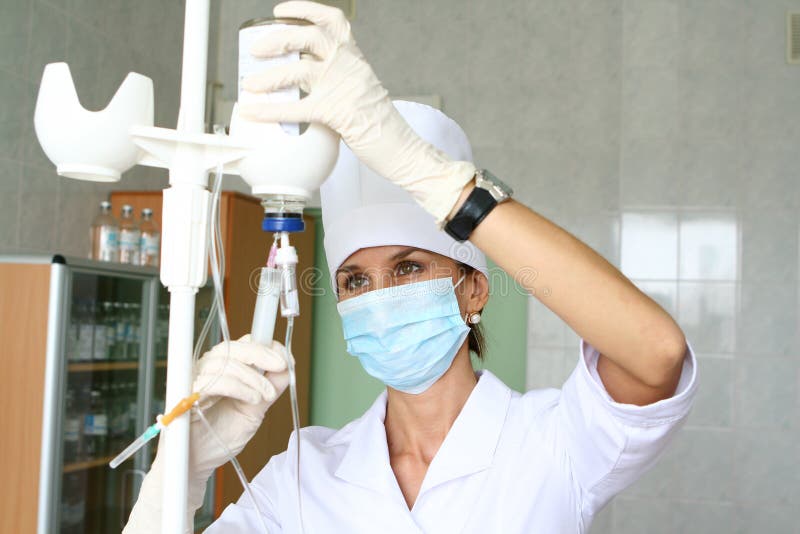 De Arts, De Verpleegster En De Meisjes Houden Omhoog De Duimen Stock ...