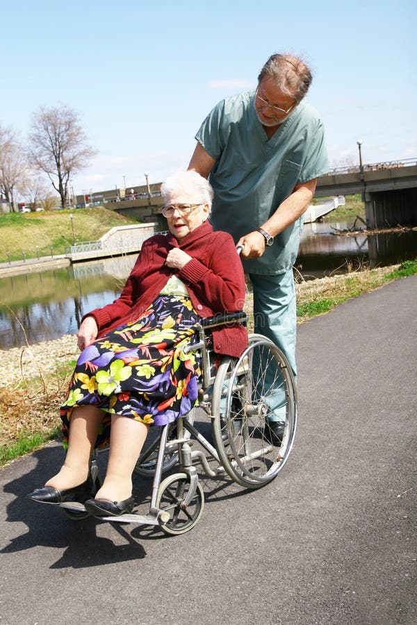 Verpleger en hogere vrouw stock foto. Image of verpleegster - 9396268