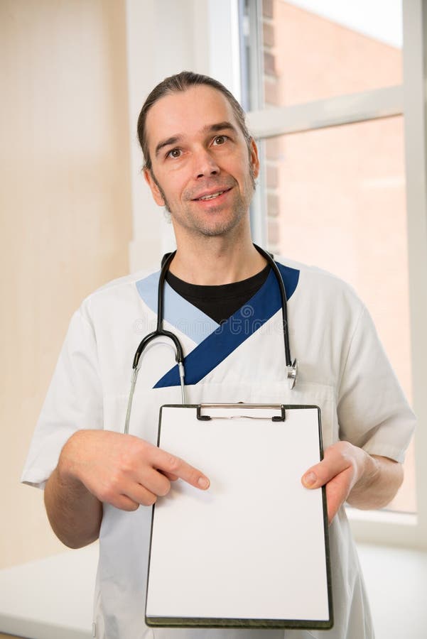 Verpleger met vloeiblok stock foto. Image of expliciteer - 35618124