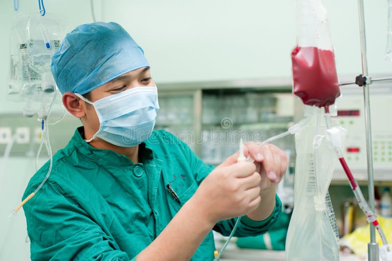 Verpleger Om Bloedzak Waar Te Nemen Stock Afbeelding - Image of modern ...