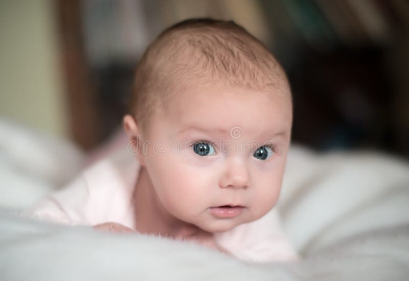 Verraste baby op wit stock afbeelding. Image of nieuwsgierigheid - 47267273