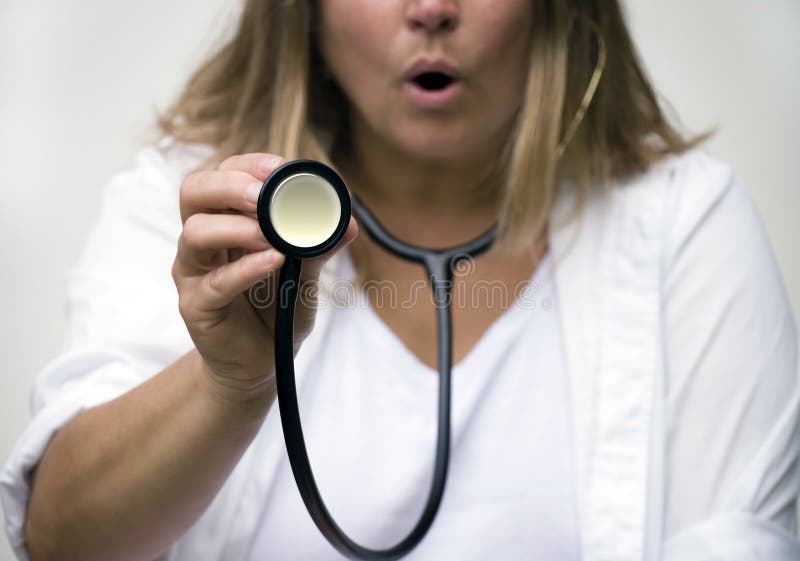 Verraste Verpleegster Die Een Algemeen Medisch Onderzoek Doet Stock ...