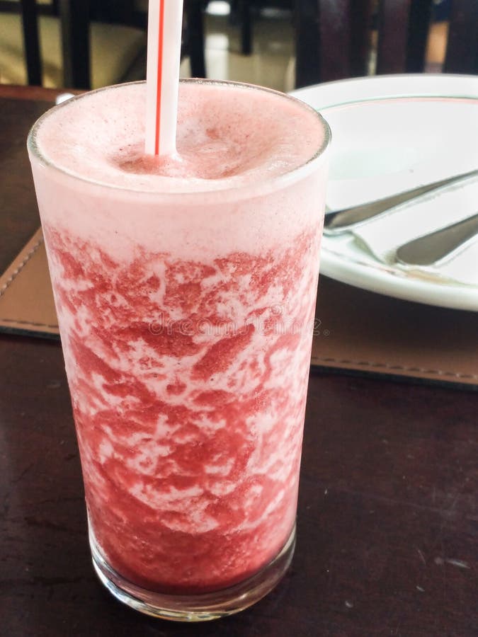 Verre Avec Le Jus Et La Paille De Fruit Rouges Photo stock - Image du ...