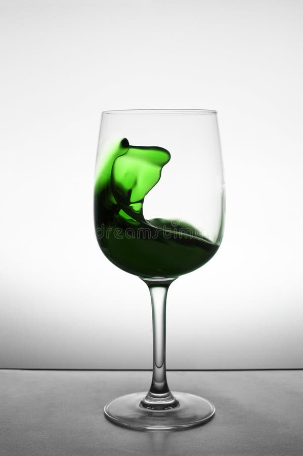 Verre d'alcool vert photo stock. Image du couleur, vivacité - 103820856
