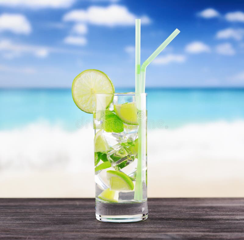 Cocktail De Mojito Sur Une Plage Image. Image: 2306584