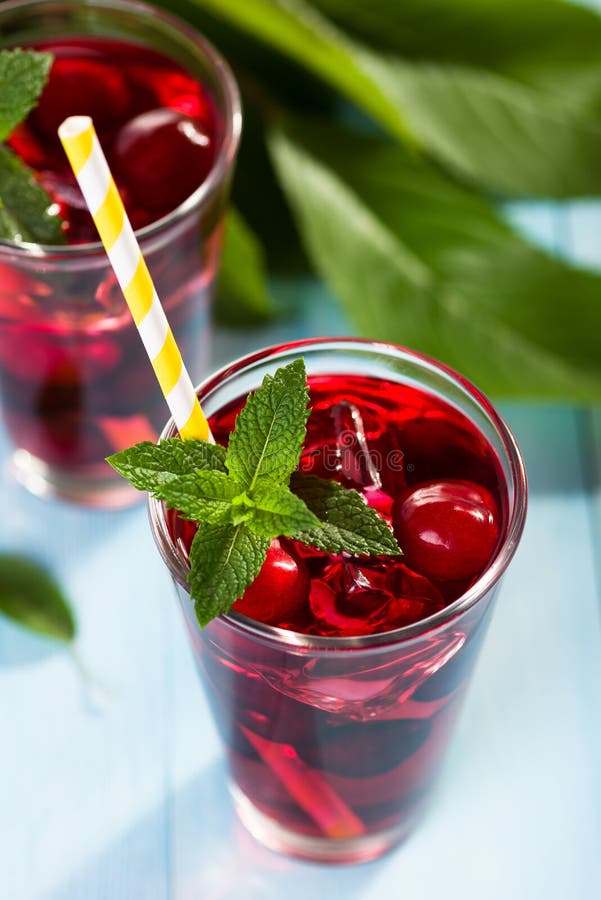 Verre De Jus De Cerise Sur La Table Bleue Photo stock - Image du jour ...