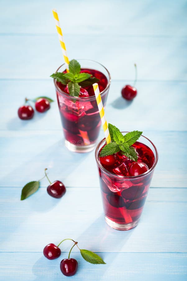 Verre De Jus De Cerise Sur La Table En Bois Bleue Photo stock - Image ...