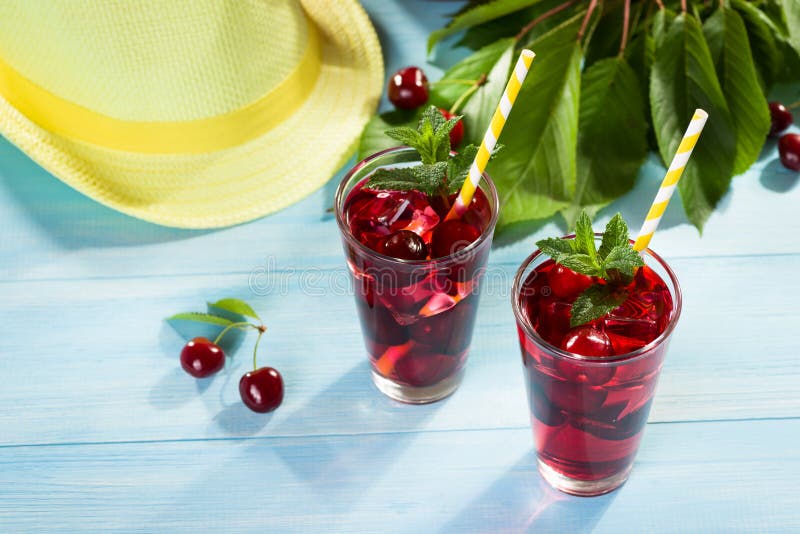 Verre De Jus De Cerise Sur Le Plateau Noir Image stock - Image du fond ...