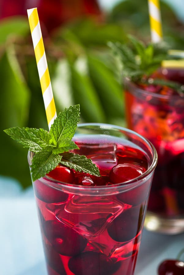Verre De Jus De Cerise Sur Le Plateau Noir Image stock - Image du fond ...