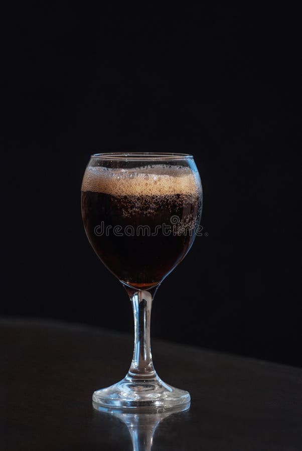 Verre de jus de coca-cola image stock. Image du becher - 61277315