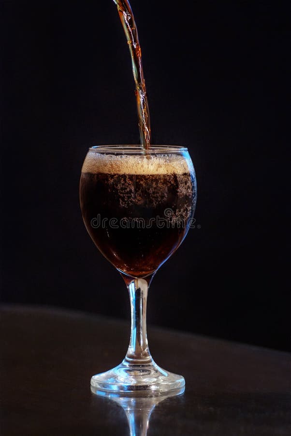 Verre de jus de coca-cola image stock. Image of noir - 61278709