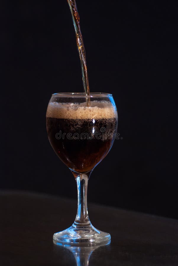 Verre de jus de coca-cola photo stock. Image du mouvement - 61278926