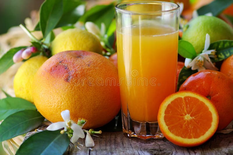 Verre de jus naturel photo stock. Image du santé, lame - 30720096