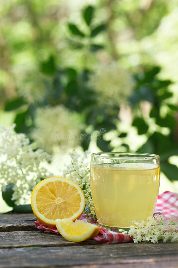 Jus Naturel De Fleur De Sureau Avec Le Citron Image stock - Image du ...