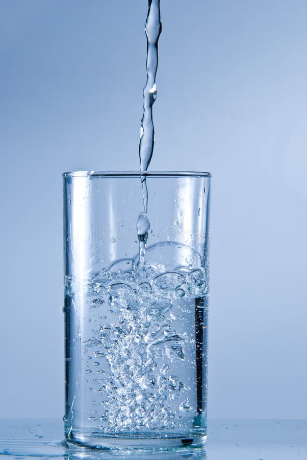Un Verre D'eau Potable Propre Photo stock - Image du fond, liquide ...