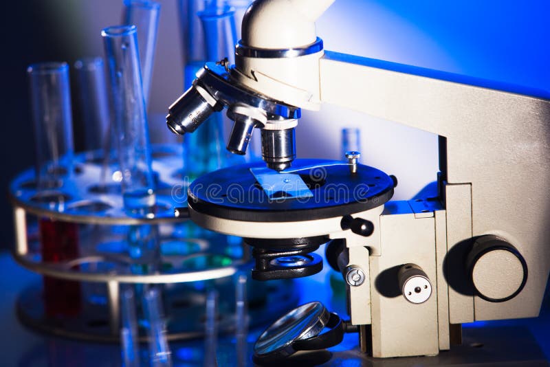 Microscope Avec Le Tube De Verre Sur La Table Dans La Salle De La ...