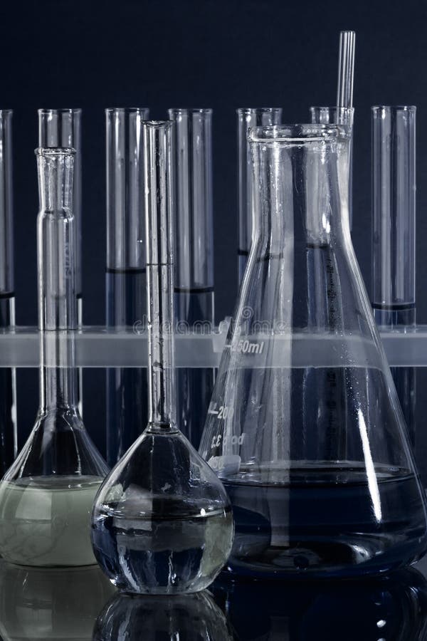 Verrerie de laboratoire photo stock. Image du science - 18780642