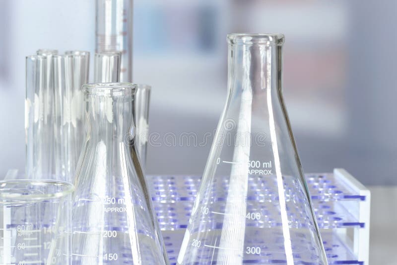 Verrerie De Laboratoire Avec Des Liquides Photo stock - Image du ...