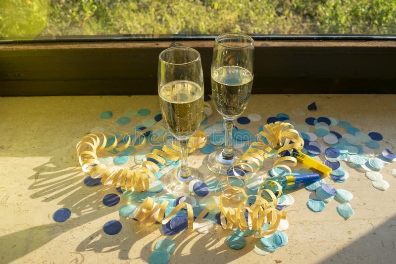 Verres De Champagne Avec Le Champagne Au Soleil Image stock - Image du ...