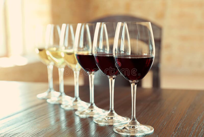 Verres De Vins Blancs Et Rouges Photo stock - Image du cabernet ...