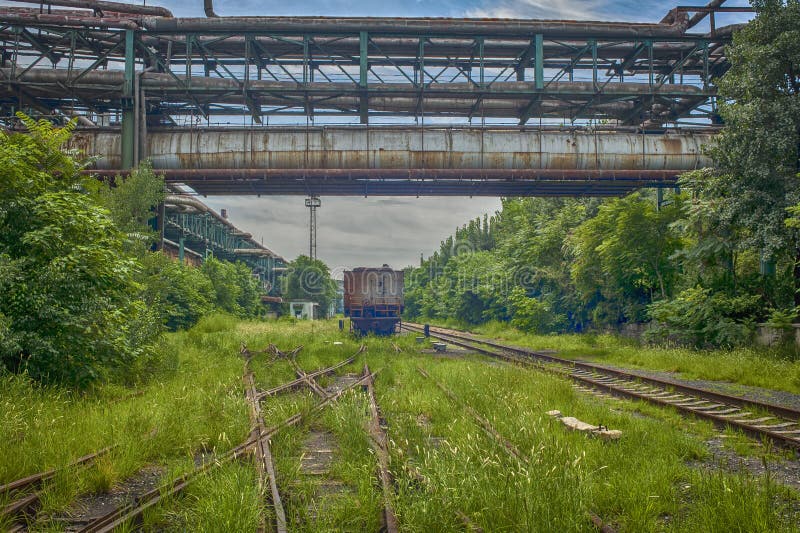 Verrosteter Bahn- Und Verlassener Wagen Stockbild - Bild von ... Verrosteter Bahn- Und Verlassener Wagen Stockbild - Bild von ...
