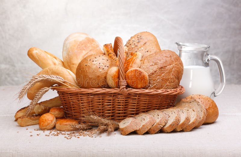 Vers brood en gebakje stock foto. Image of maaltijd, assortiment - 26119144